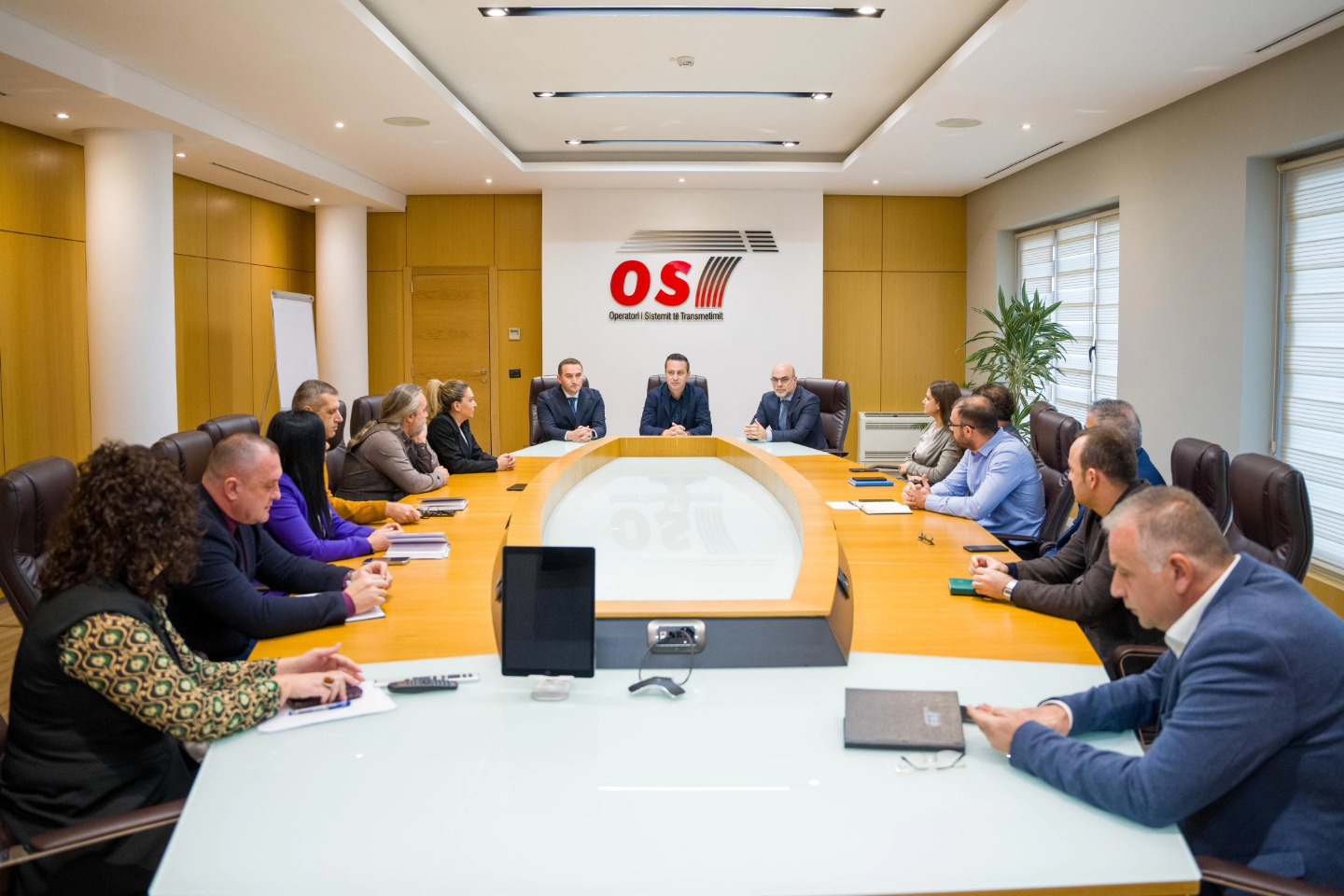 Largohen nga detyra drejtorët e OST dhe Albgaz - Ditar.al