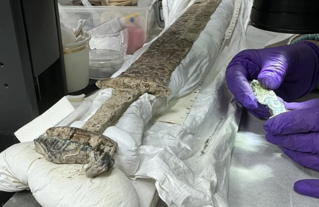 Shpata 1500-vjeçare gjendet në një varrezë anglo-saksone - Ditar.al