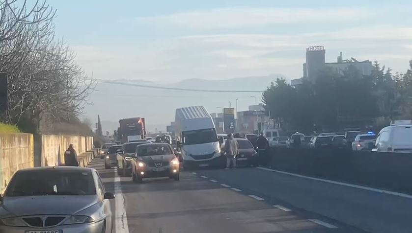 Aksident Në Autostradën Durrës Tiranë Përplasen Pesë Automjete 2 Të