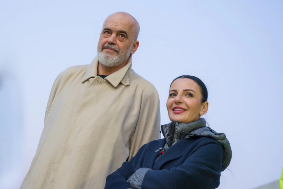 Panele diellore dhe propagandë: Shqetësime për përdorimin e burimeve ...