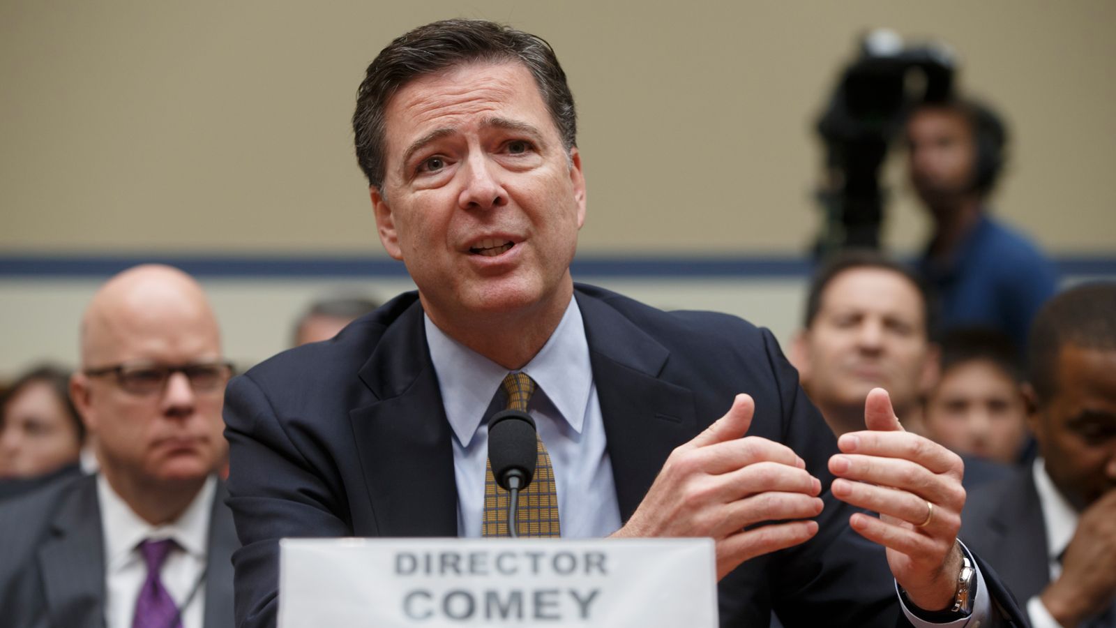Ish-drejtori i FBI-së, James Comey, akuzohet zyrtarisht për dy vepra ...