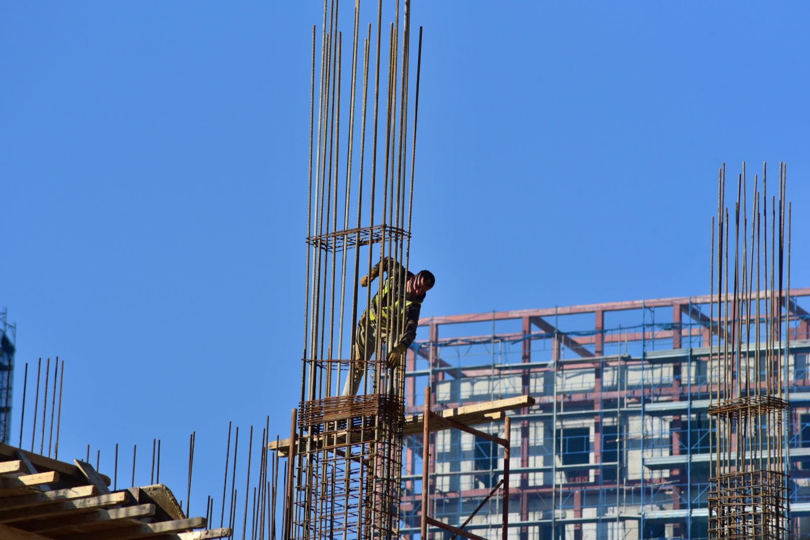 Drejtoria e Tatimeve vendos dysheme pagash në ndërtim: Rrogë jo më pak ...